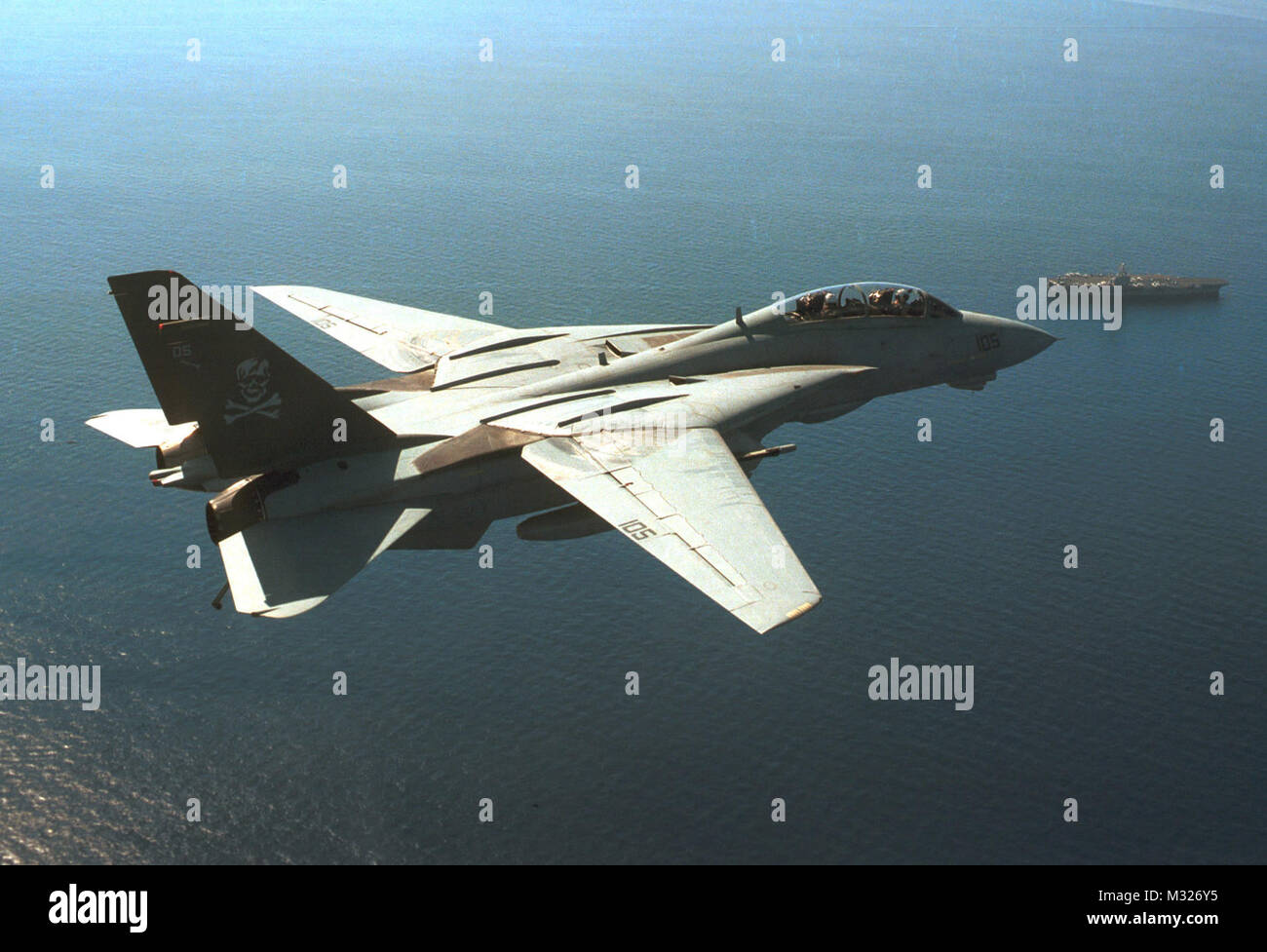 001016-N-1955P-003 ABOARD USS GEORGE WASHINGTON (Oct.16, 2000) -- An F-14B "Tomcat" from the ...