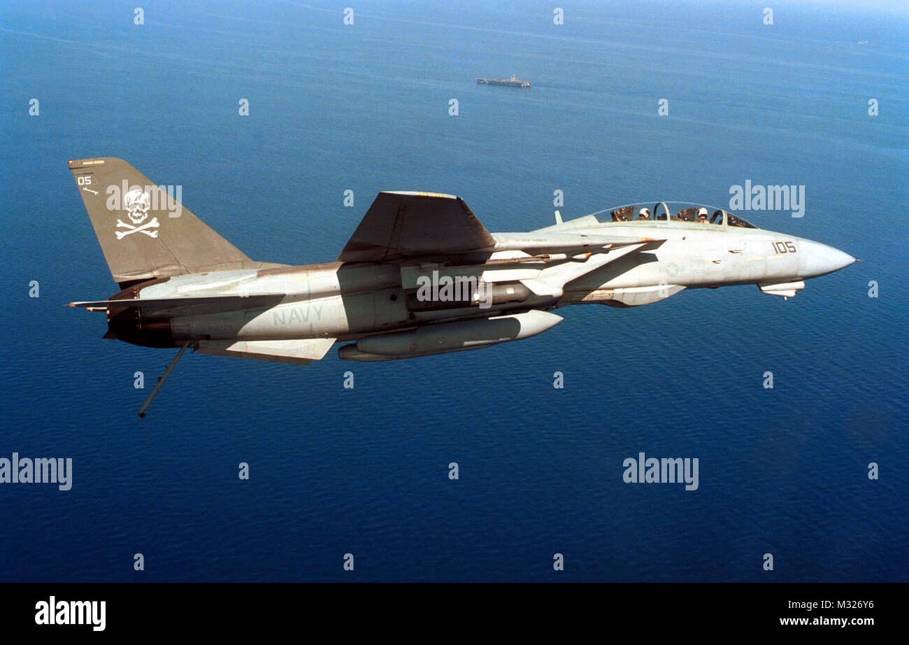 001016-N-1955P-004 ABOARD USS GEORGE WASHINGTON (Oct.16, 2000) -- An F-14B "Tomcat" from the ...