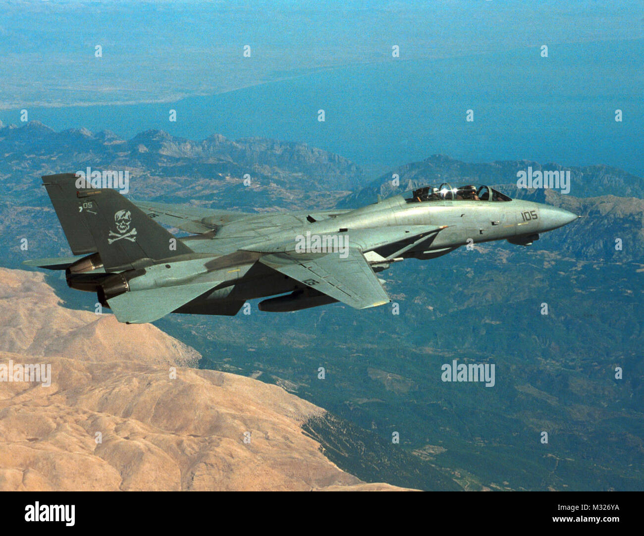 001016-N-1955P-002 ABOARD USS GEORGE WASHINGTON (Oct.16, 2000) -- An F-14B "Tomcat" from the ...