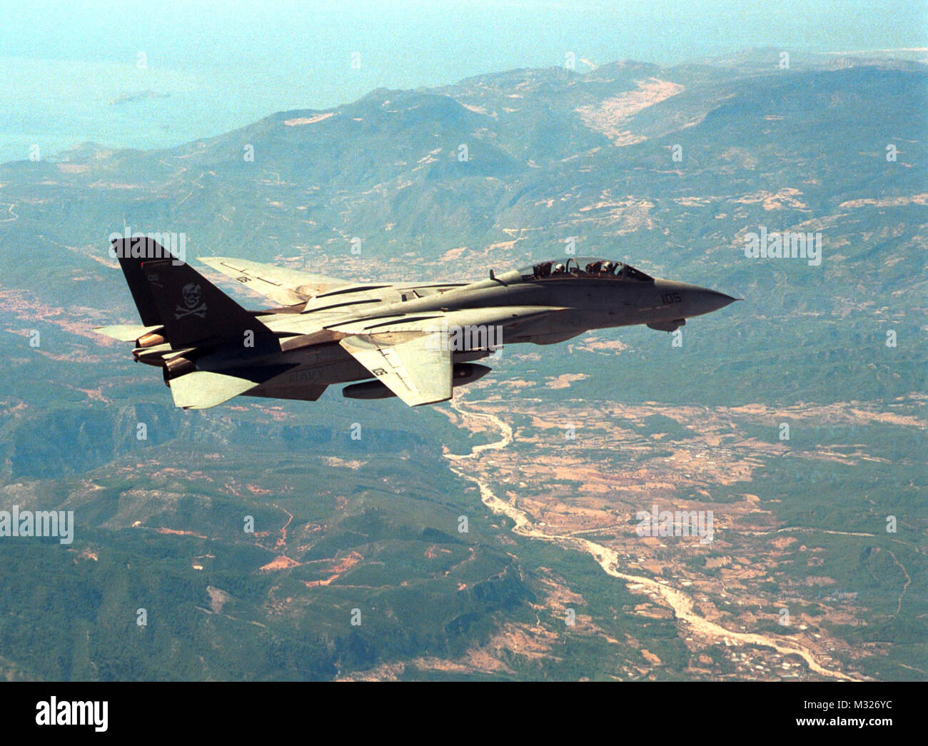 001016-N-1955P-006 ABOARD USS GEORGE WASHINGTON (Oct.16, 2000) -- An F-14B "Tomcat" from the ...