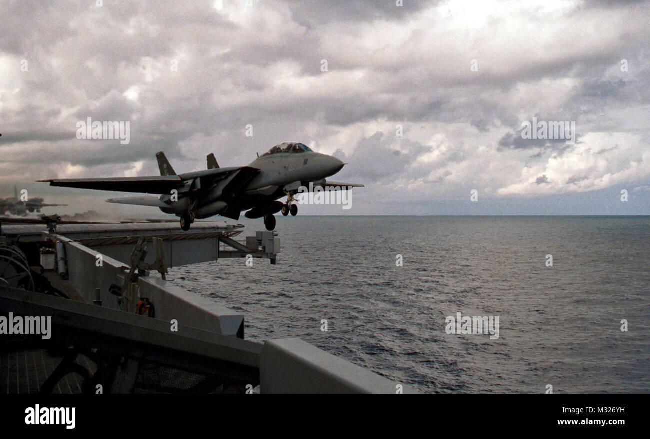 001013-N-8745S-001 ABOARD USS GEORGE WASHINGTON (Oct.13, 2000) -- An F-14B "Tomcat" from the ...