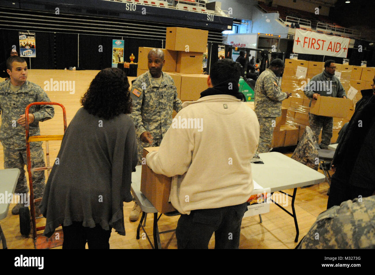 SFC DeRicko Gaither hands out Thanksgiving dinner boxes to DC Guard ...