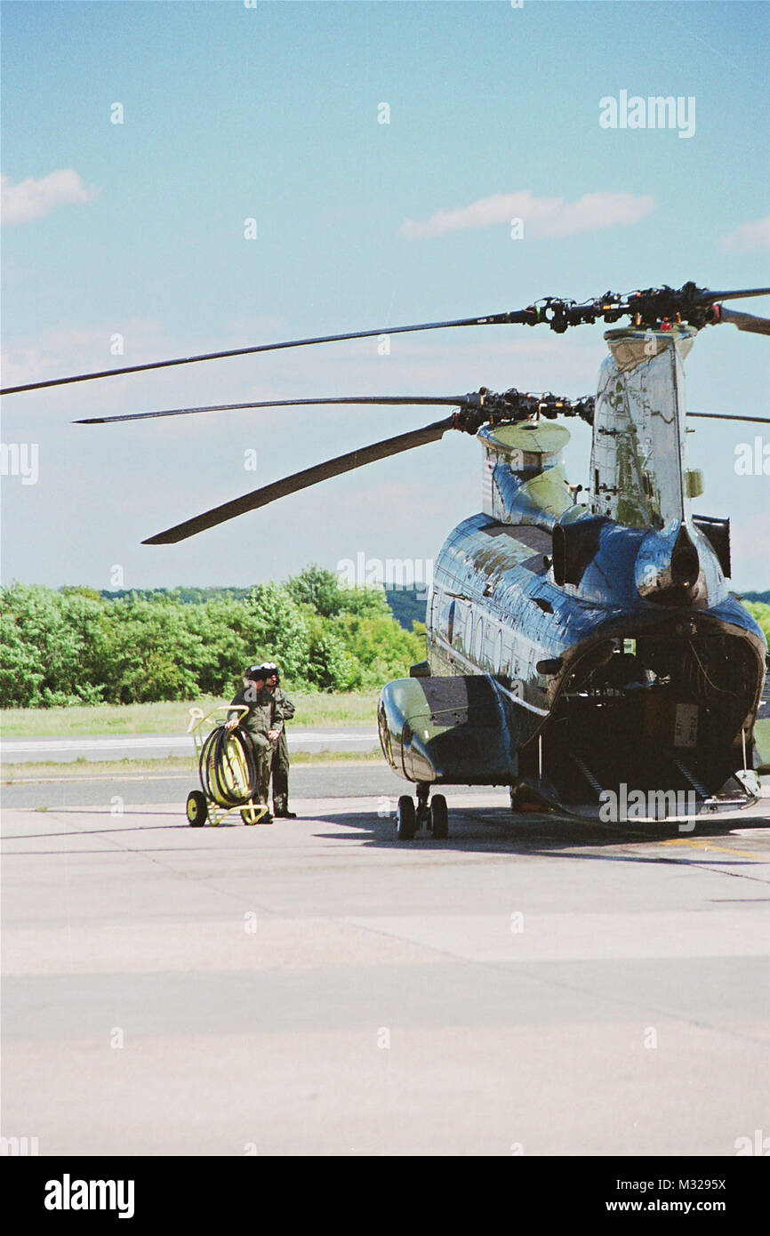 HMX-1, IN QUANTICO VA. H-46 VIP HELO PREPARES FOR A MAINTENANCE TURN. 5 ...