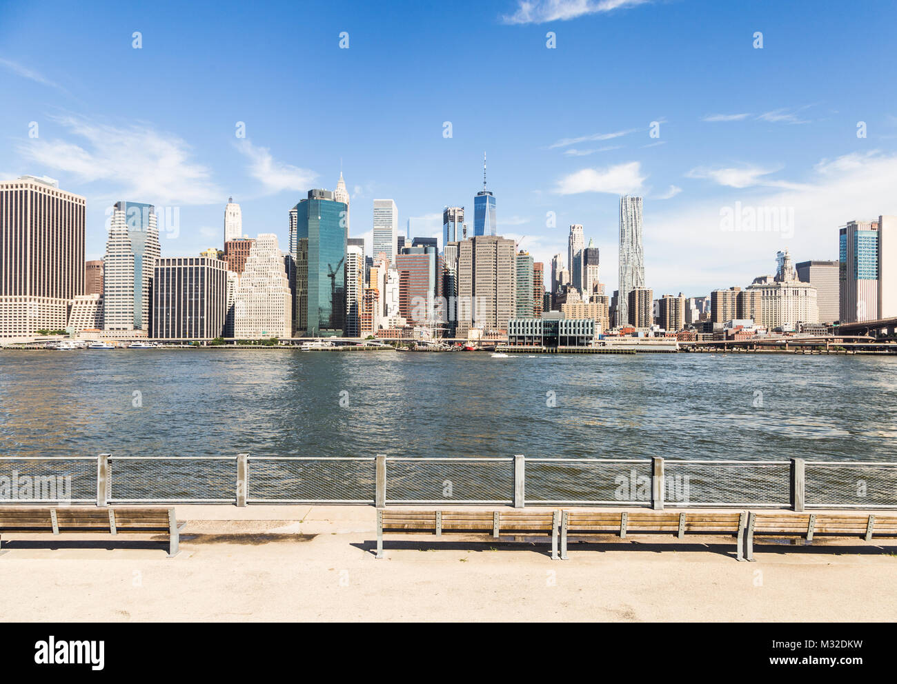 The famous riverside promenade in Brooklyn with the Manhattan business ...