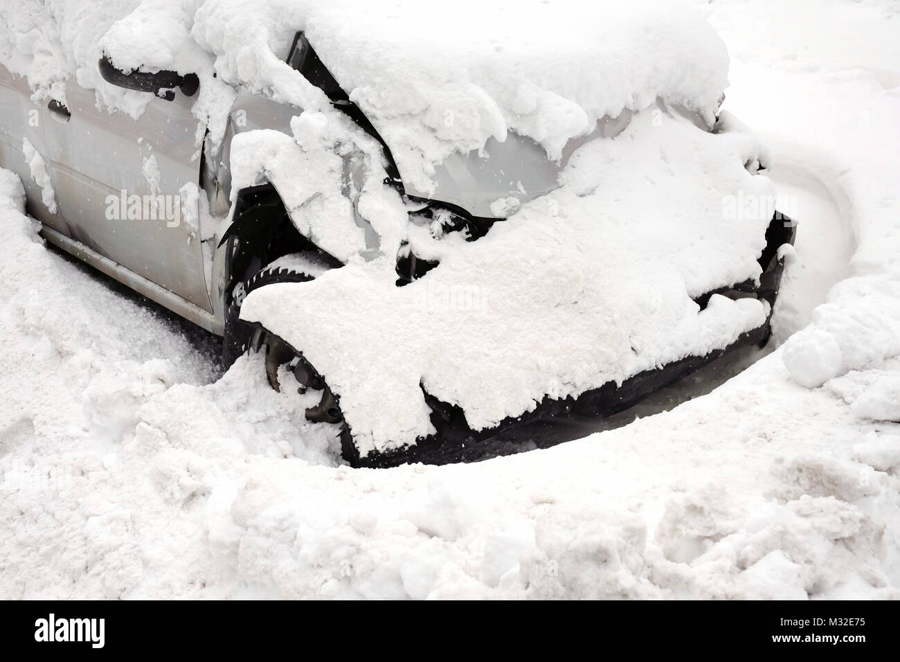 Snow smashed car hi-res stock photography and images - Alamy