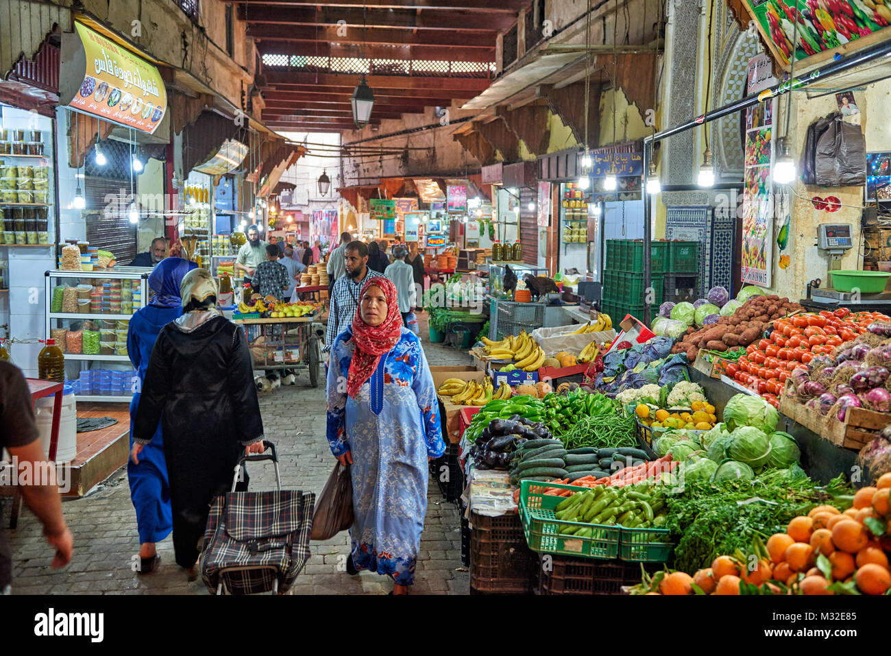 Market in medina old town hi-res stock photography and images - Alamy