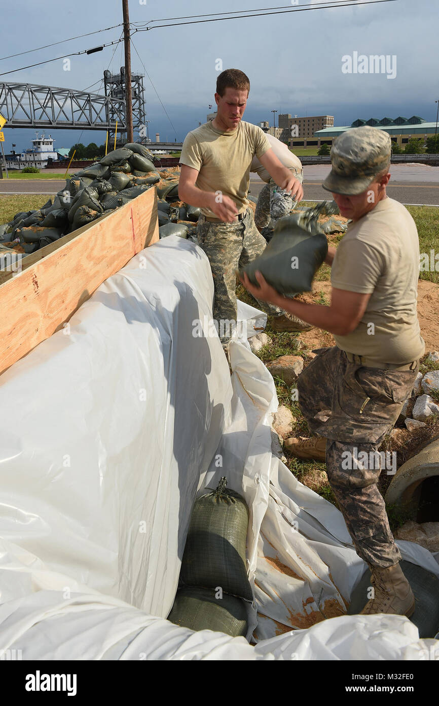 Louisiana National Guardsmen with the 527th Engineer Battalion place ...