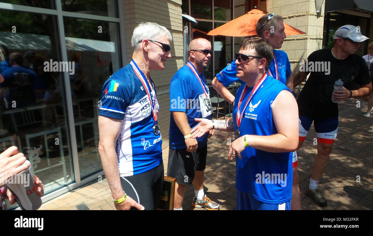 LtGen Bob Otto by Air Force Wounded Warrior Stock Photo - Alamy