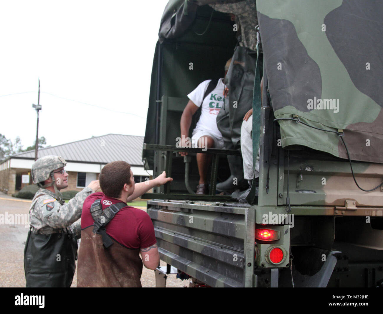 Guardsmen with the Louisiana National Guard's 528th Engineer Battalion ...