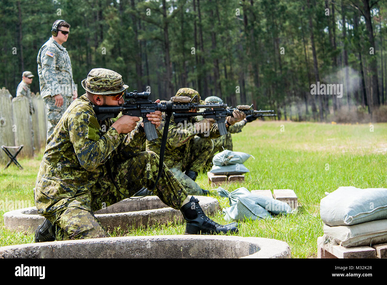 Members of the 32 Canadian Brigade Group fire the American issued m4 ...