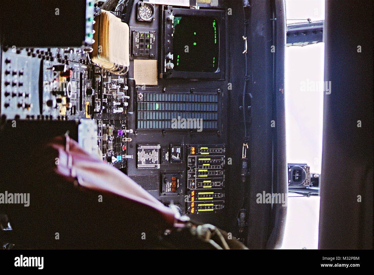 SH-60B PHOTO BY MATTHEW THOMAS seahawk cockpit 05 by navalsafetycenter ...