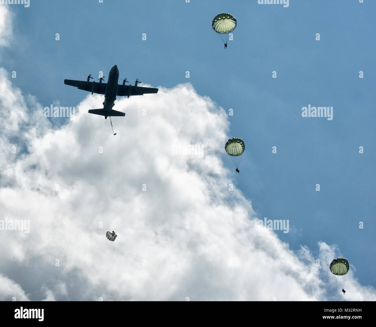 U.S. Soldiers from the 1st Battalion, 1st Special Forces Group ...