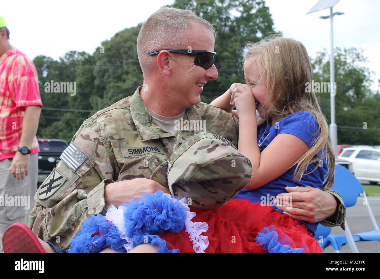 Col. Randall Simmons holds his daughter just after the final formation ...