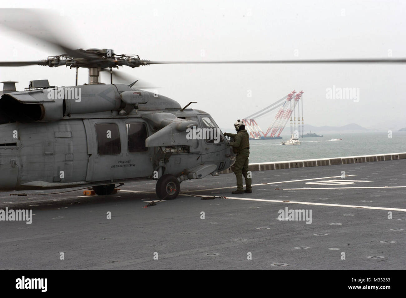 MH-60S Sea Hawk helicopter prepares search and rescue sunken Ferry ...