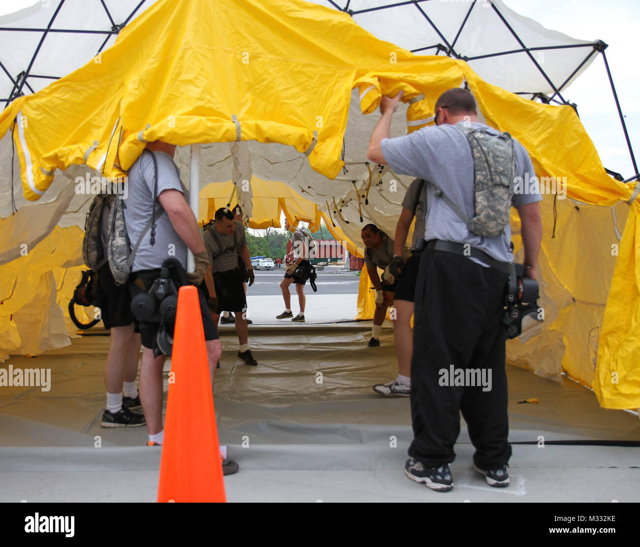 Soldiers of the West Virginia National Guard set up a CERFP ...