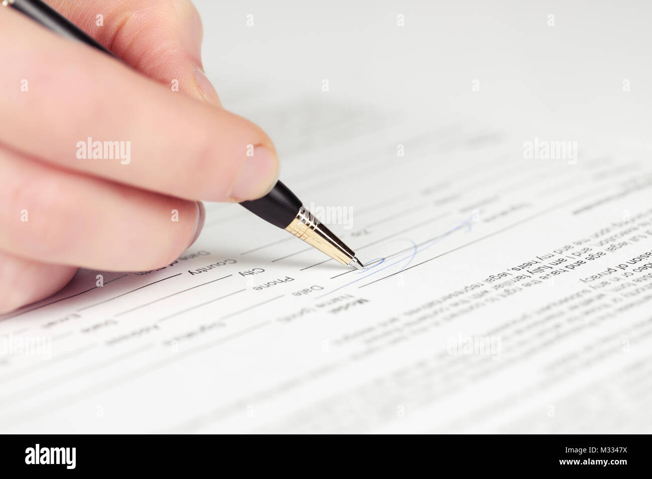 Business woman signing contract Stock Photo - Alamy