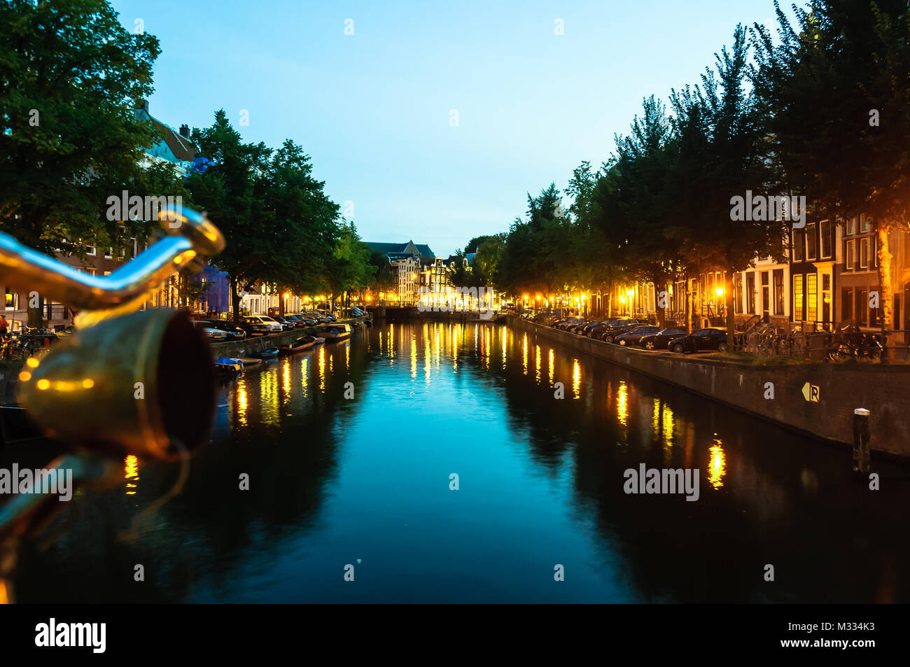 Night scene on amsterdam canal hi-res stock photography and images - Alamy