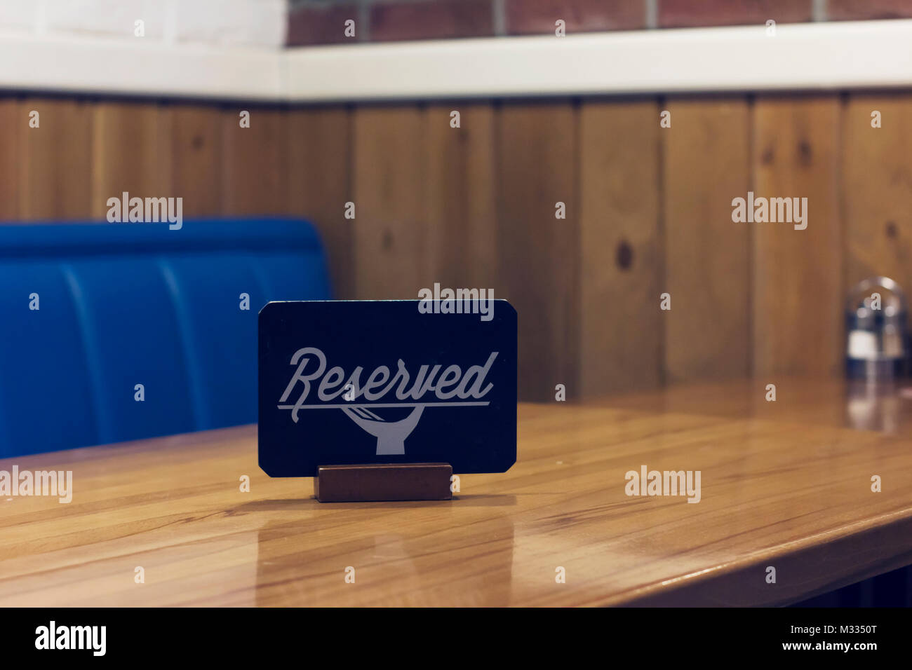 The sign Reserved on the empty table in a cafe Stock Photo - Alamy