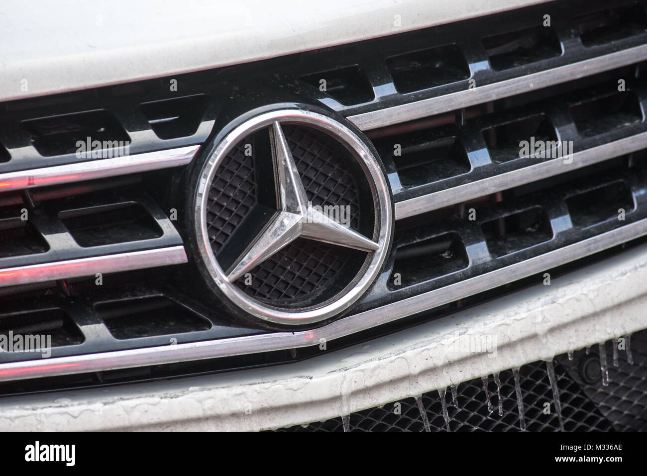 Mercedes benz sign hi-res stock photography and images - Alamy