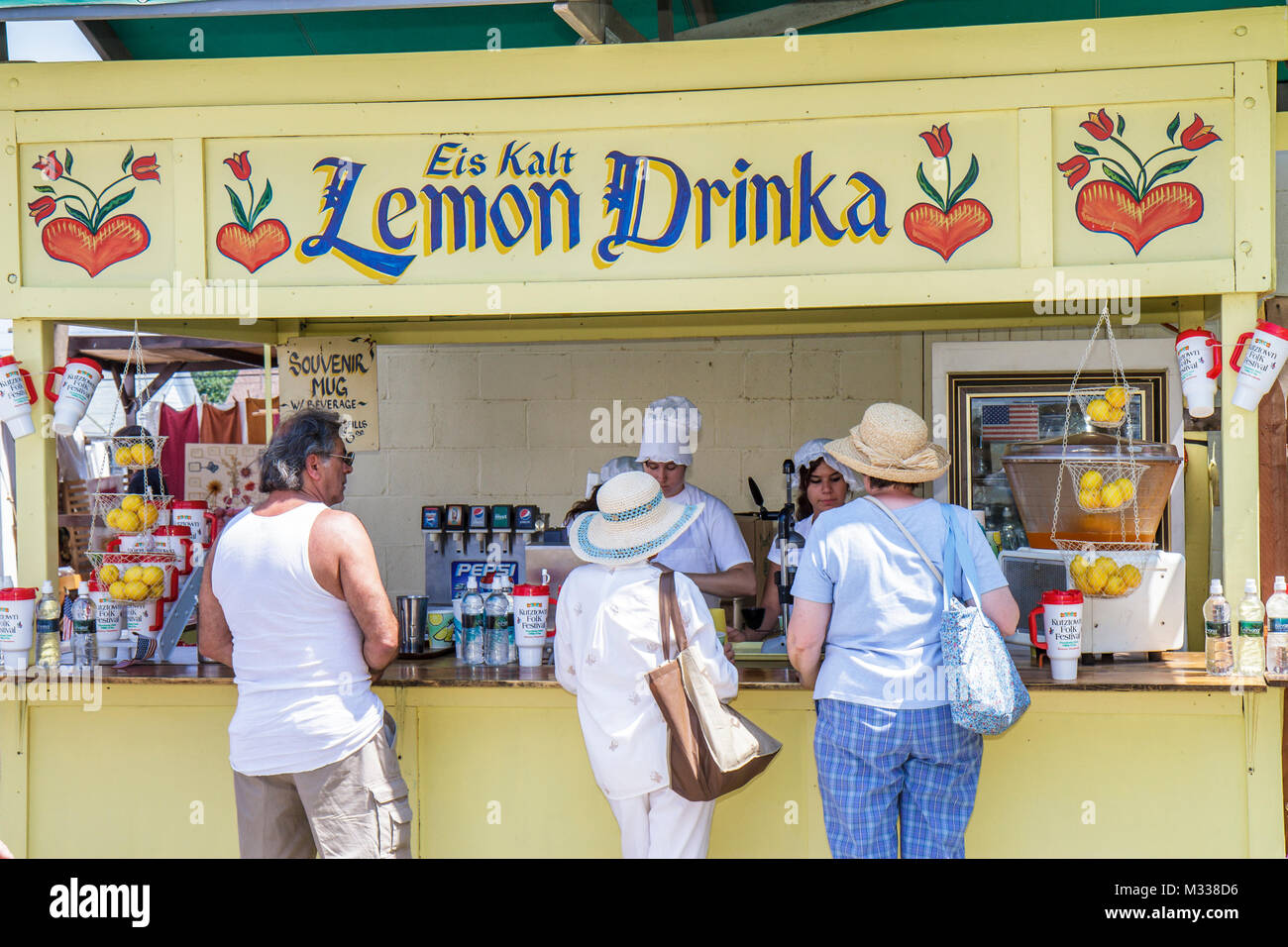 Lemonade stand hi-res stock photography and images - Alamy