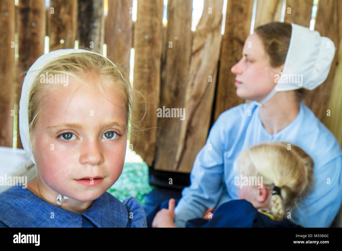 Amish mother and child hi-res stock photography and images - Alamy