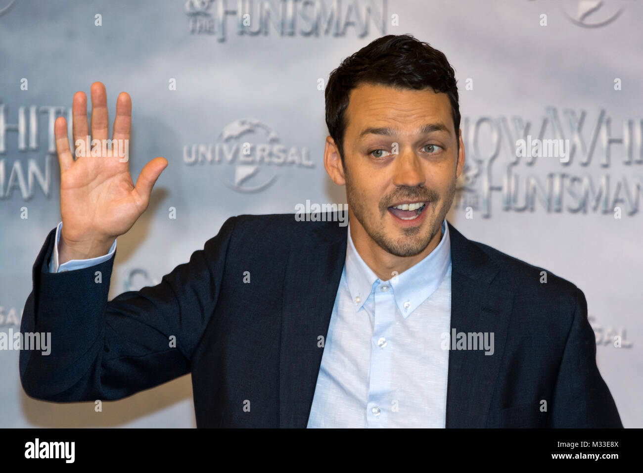 Regisseur Rupert Sanders winkt mit der rechten Hand beim Photocall zum ...