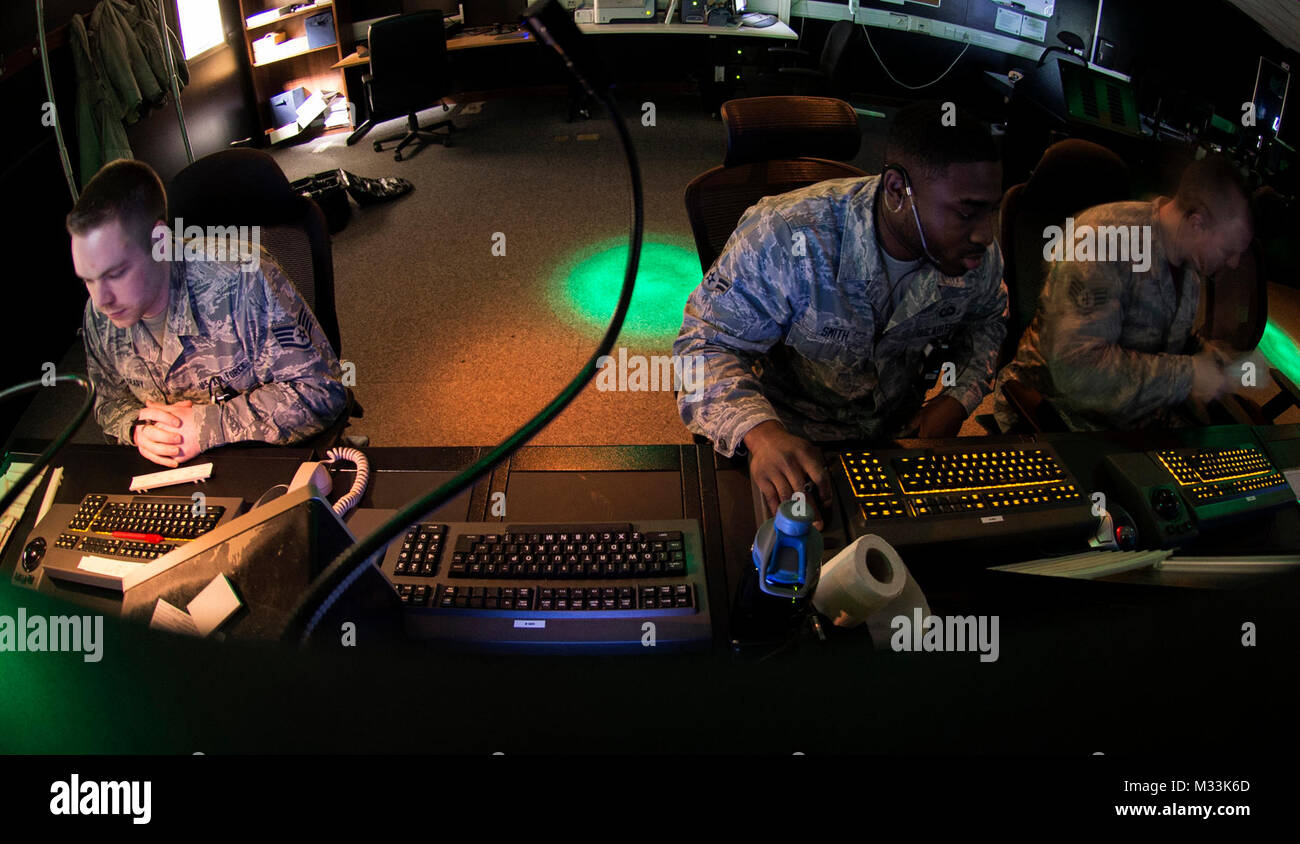 Air traffic controllers radar approach control hi-res stock photography ...