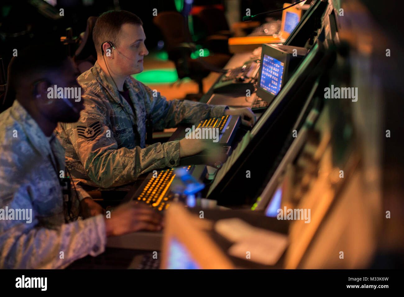 Air traffic controllers radar approach control hi-res stock photography ...