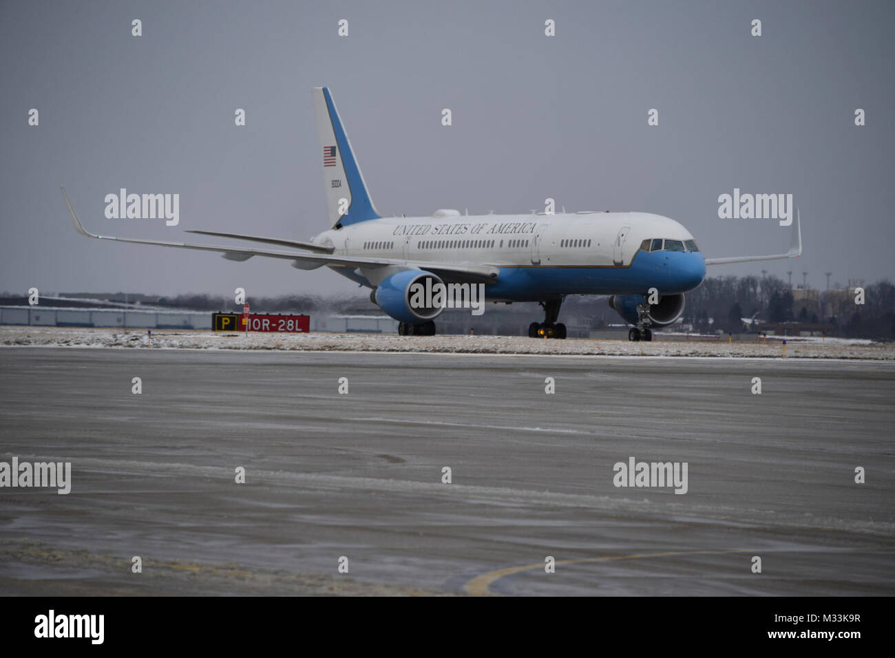 Air Force Two arrives at the 171st Air Refueling Wing near Pittsburgh ...