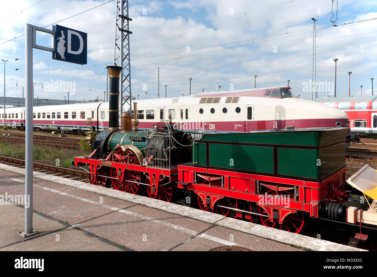 Zum bahnsteig hi-res stock photography and images - Alamy