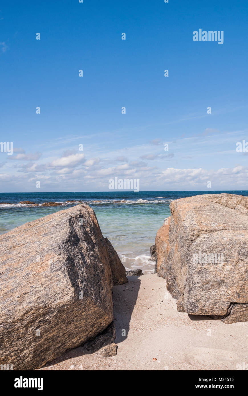 Boulders on beach hi-res stock photography and images - Alamy