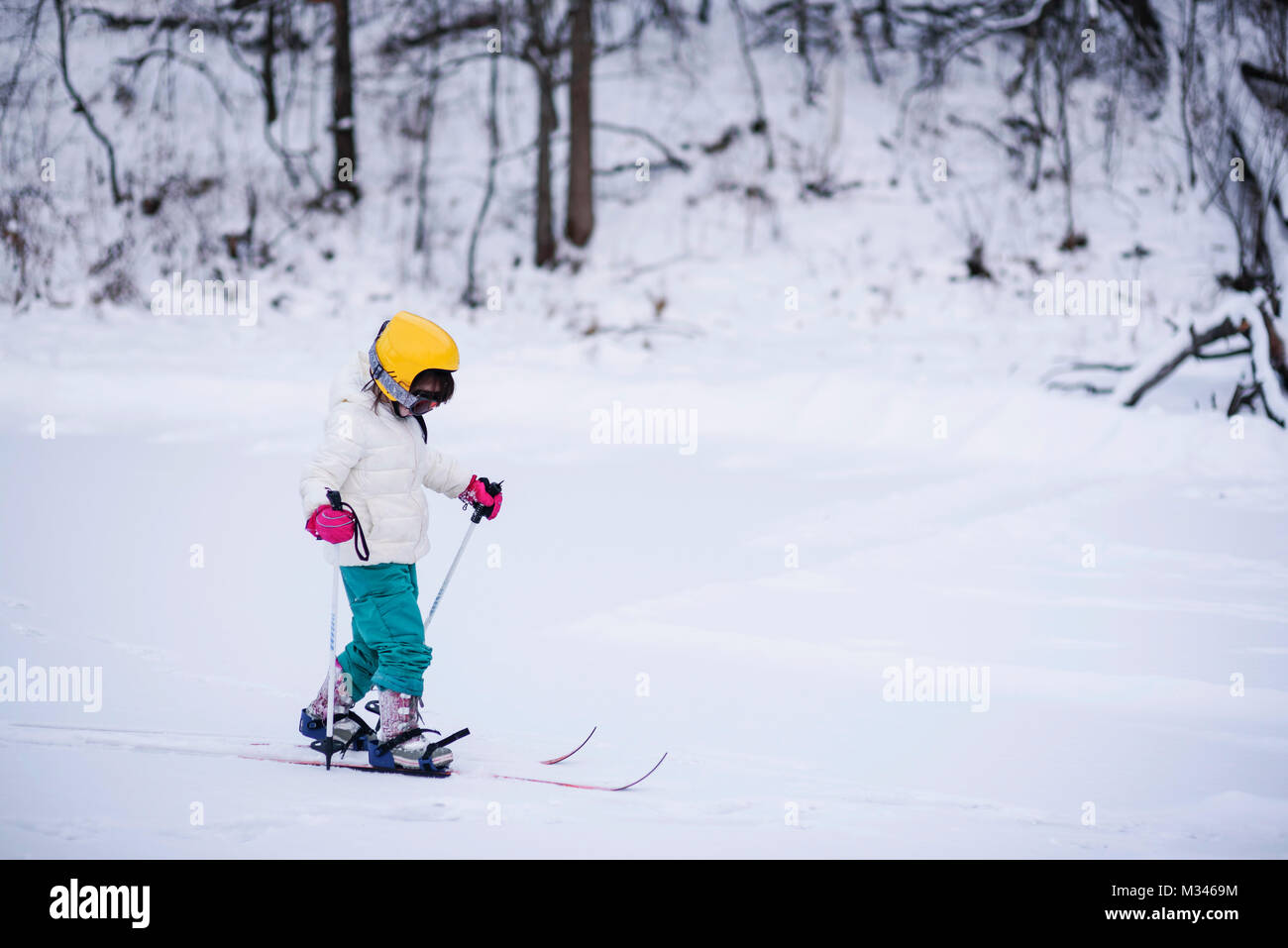 Side view of Girl skiing Stock Photo - Alamy