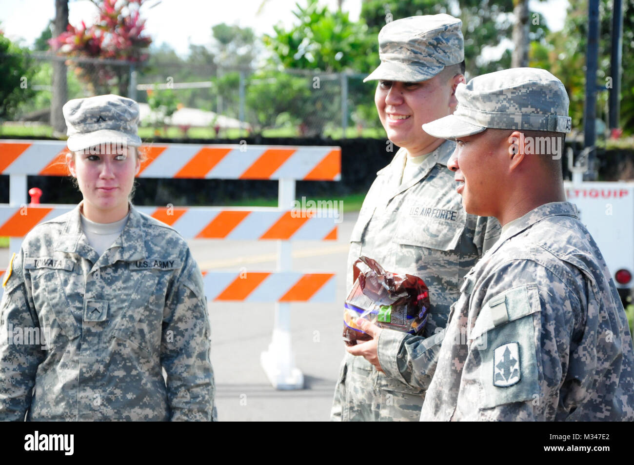 Hawaii Army and Air National Guardsmen man security checkpoints and ...