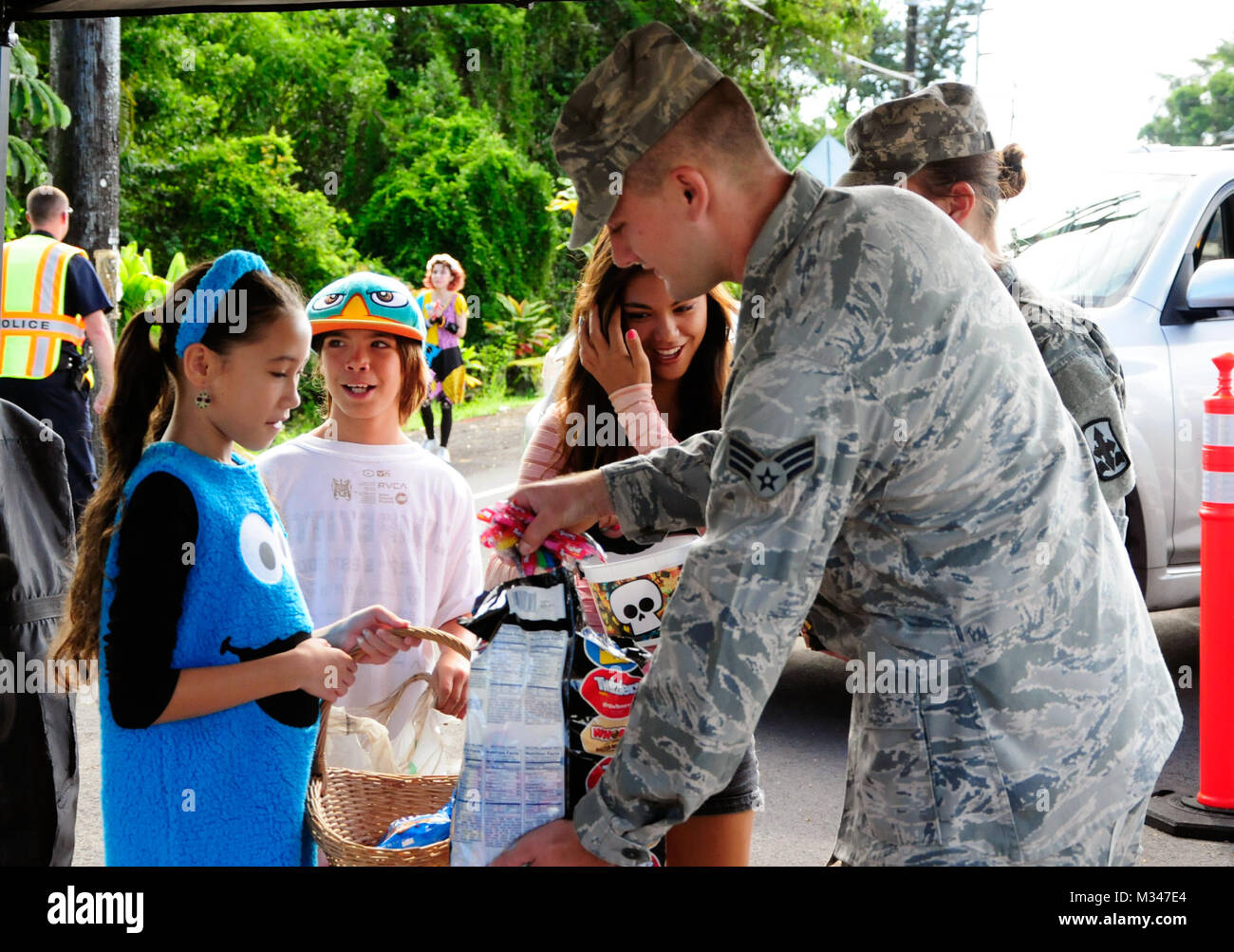 Soldier makes advances hi-res stock photography and images - Alamy