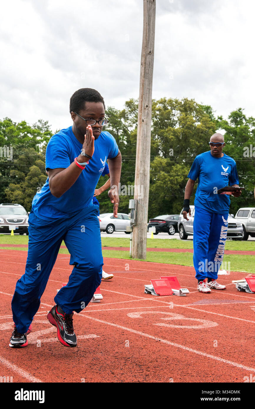 Ryan Cureton, an Air Force wounded warrior athlete, burst toward finish ...