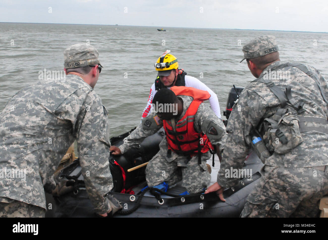 Texas Army National Guard soldiers on state active duty, conduct ...