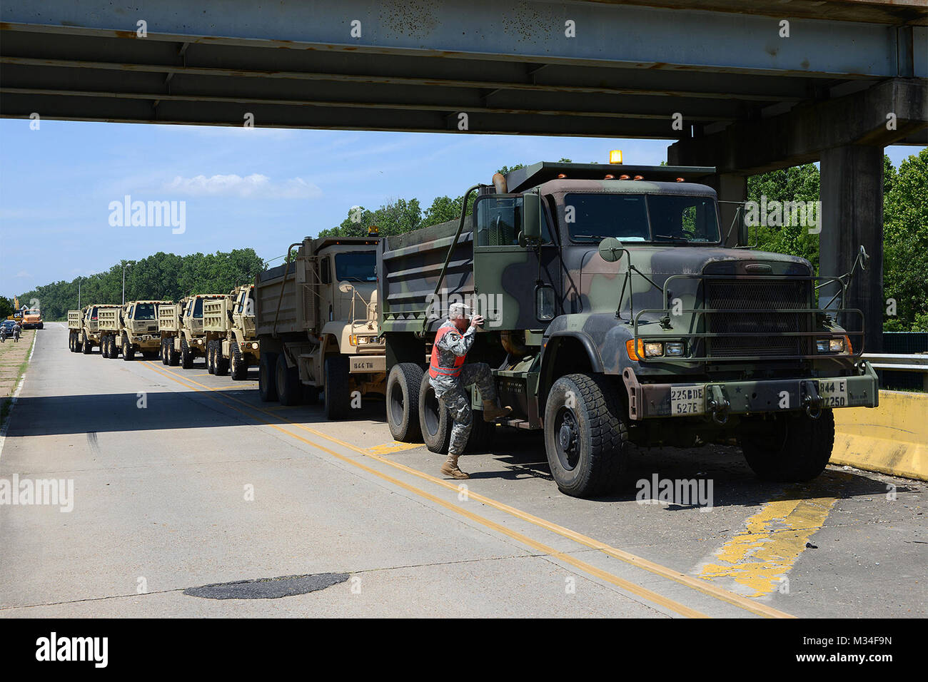 Louisiana National Guardsmen with the 527th Engineer Battalion ...