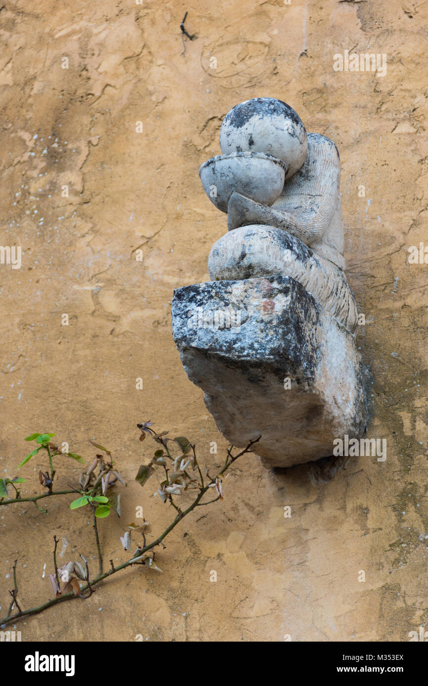 Simple stone sculpture hi-res stock photography and images - Alamy