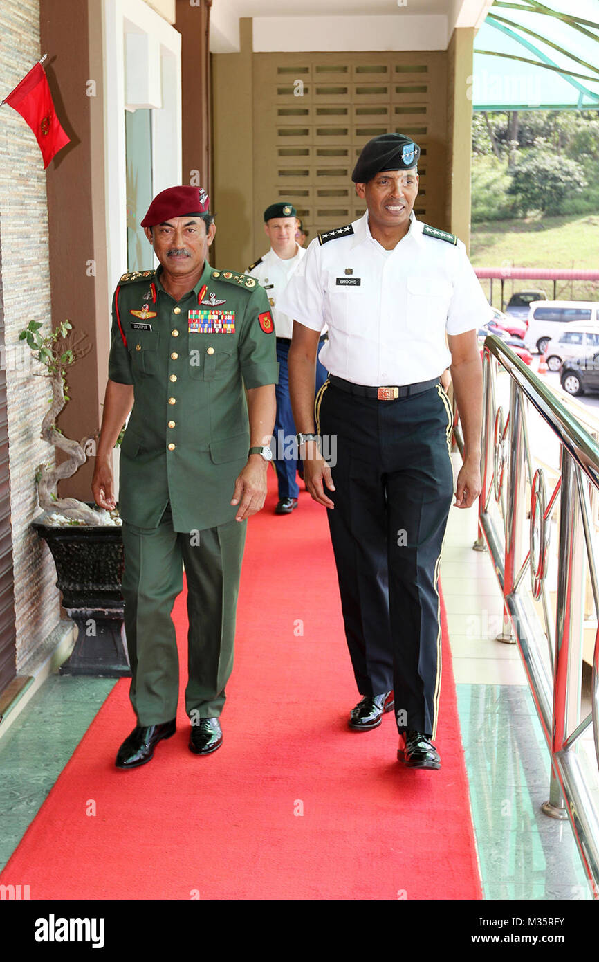 Malaysian Army Field Commander West Lt. Gen. Dato’ Sri Zulkiple (left ...