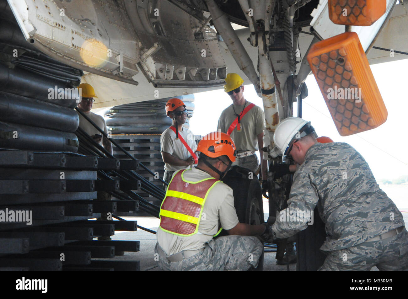 Crash damage disabled aircraft recovery hi-res stock photography and ...