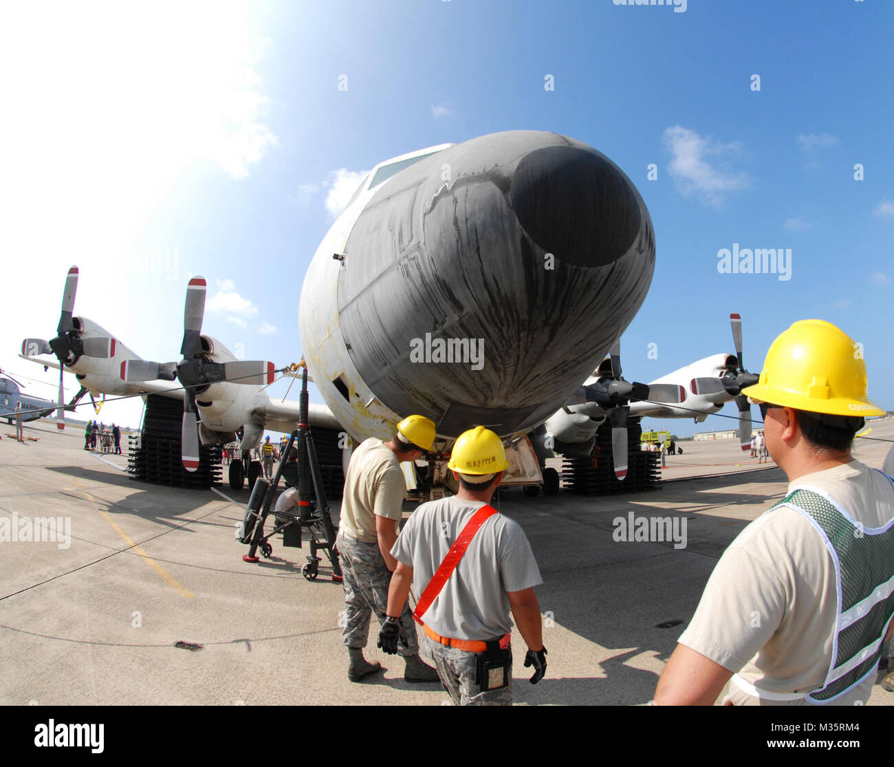Crash damaged disabled aircraft recovery hi-res stock photography and ...
