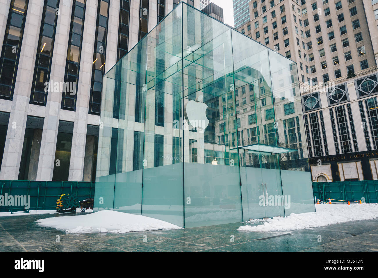 New York City,USA - March 18, 2017: View to the Apple Store building ...