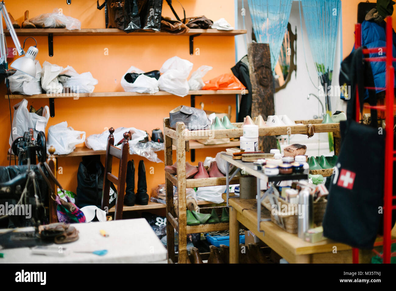 Old shoe shop interior hi-res stock photography and images - Alamy