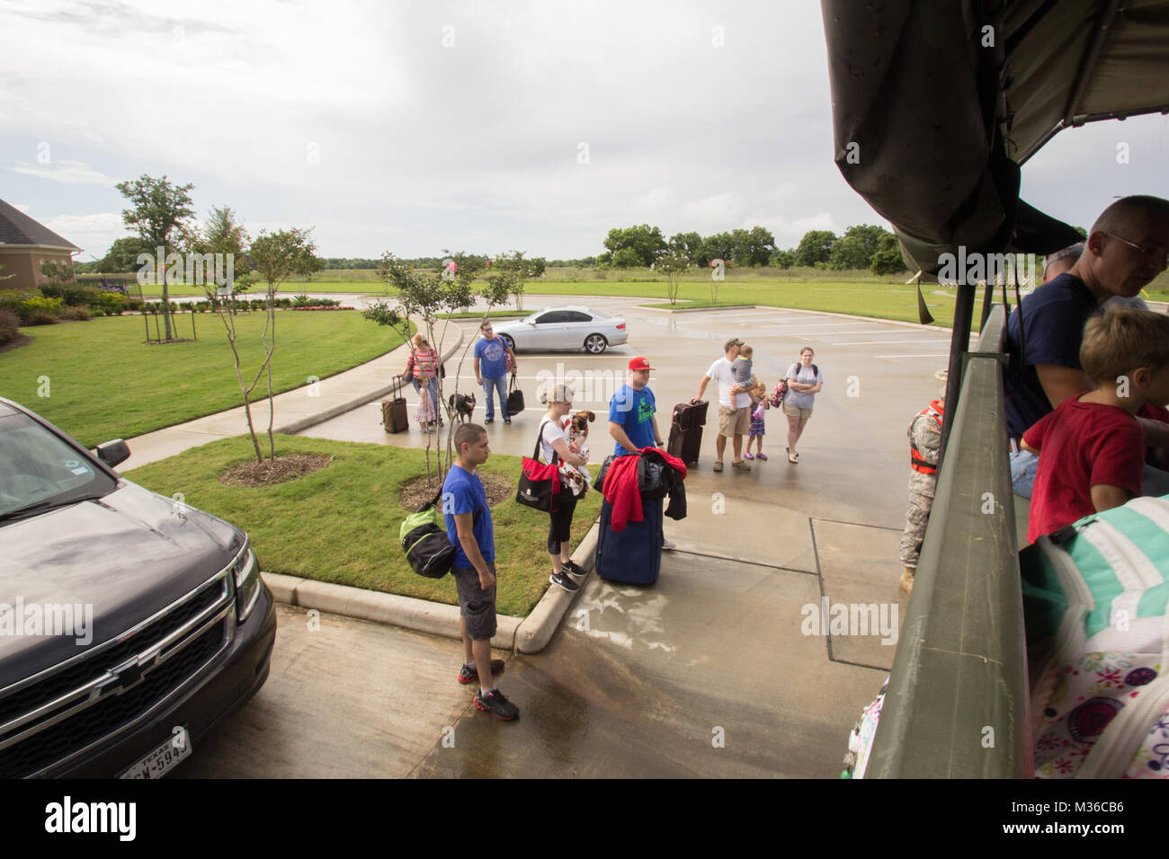 Texas Task Force 1 and Texas Guard picking up stranded citizens to ...