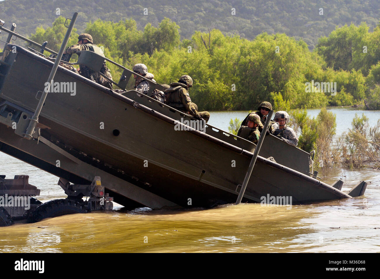 Texas Army National Guardsmen from the 551st Multi Role Bridge Company ...