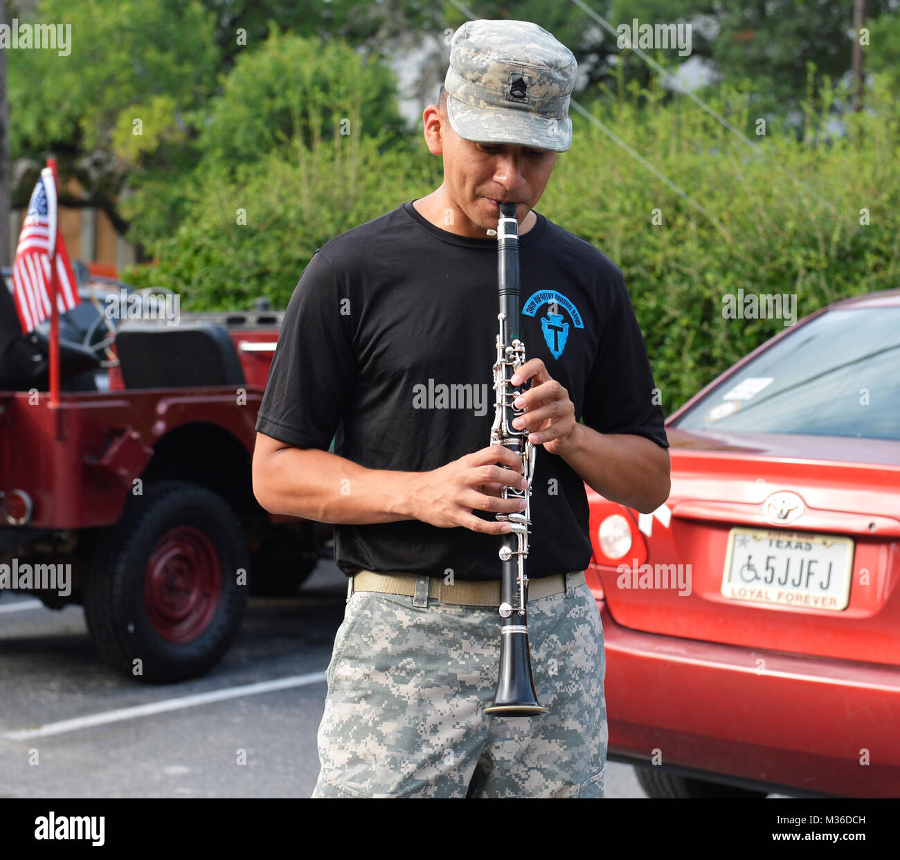 Texas Army National Guardmen from the 36th Infantry Division "Brass ...