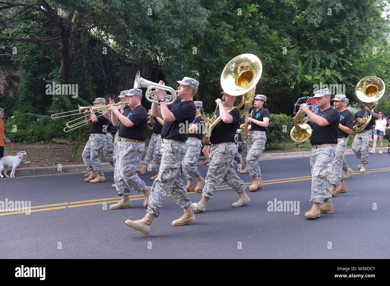 Texas Army National Guardmen from the 36th Infantry Division "Brass ...
