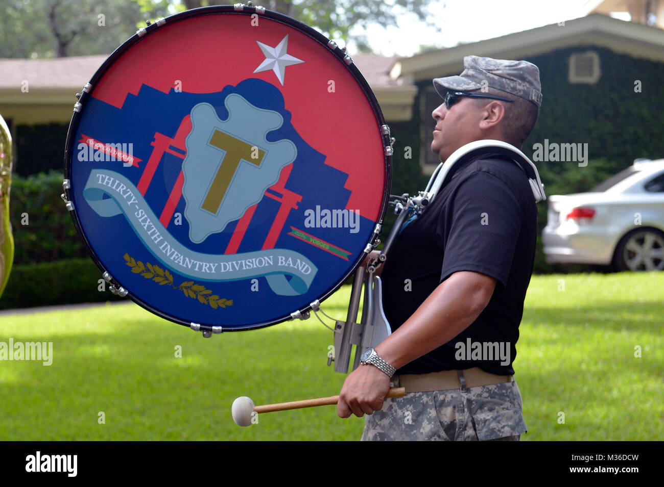 Texas Army National Guardmen from the 36th Infantry Division "Brass ...