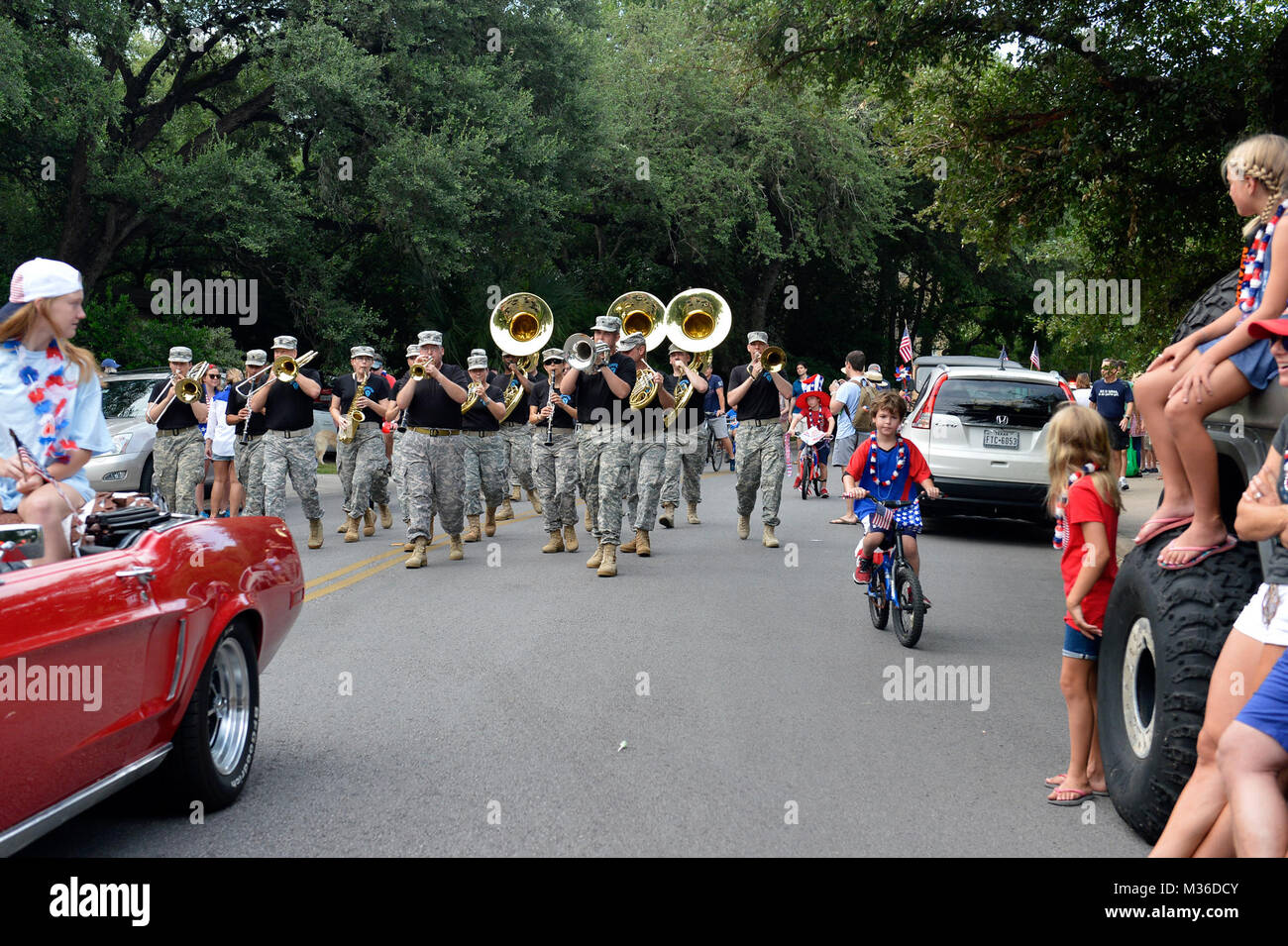 Texas Army National Guardmen from the 36th Infantry Division "Brass ...