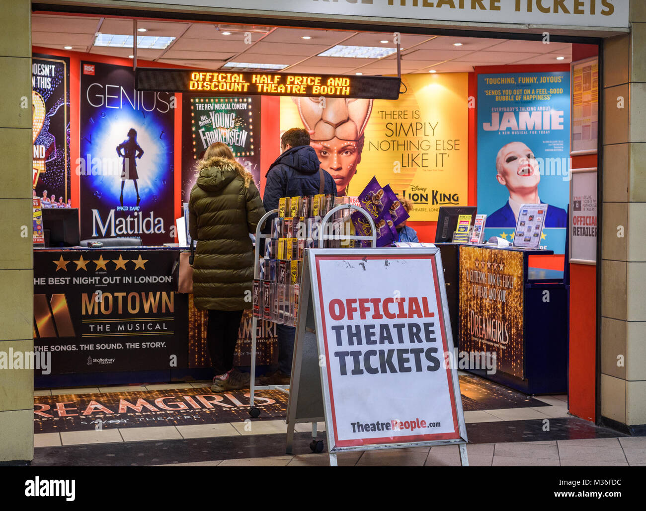 Buying london theatre tickets hi-res stock photography and images - Alamy